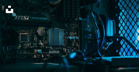 전선이 많은 컴퓨터 마더보드의 클로즈업 사진 Unsplash의 무료 컴퓨터 이미지