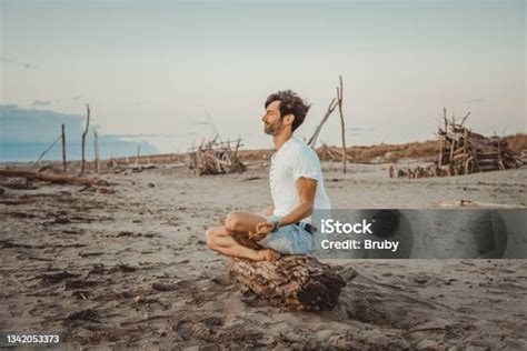 일출에서 바다에서 요가를 연습 하는 백인 소년 일몰에 해변에서 명상에 요가 포즈를 연습 하는 남자 요가 개념건강 요가에 대한 스톡 사진 및 기타 이미지 Istock