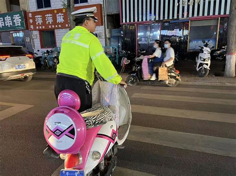 平罗交警交通安全“马路课堂”正在进行中
