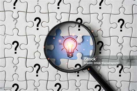 창의적 사고 아이디어와 문제 해결 개념의 초점과 집중을 위한 직소 퍼즐의 물음표 중 돋보기 유리 내부의 빛나는 전구 해결책에 대한 스톡 사진 및 기타 이미지 Istock