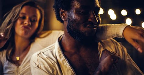 습한 도시 거리에서 현대 빠른 춤을 수행하는 젊고 다양한 커플 재미와 미소를 가지고 얼굴 표정에 초점을 맞추고 20 24세에 대한 스톡 사진 및 기타 이미지 Istock