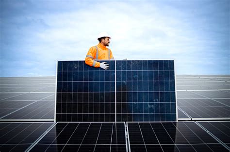 지속 가능한 에너지 생산을 위해 태양 전지판을 설치하는 숙련된 작업자 건설업자에 대한 스톡 사진 및 기타 이미지 건설업자 기술자 나름 Istock