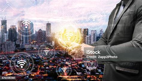 것 들 개념의 인터넷입니다 전기 회로 기술 무선 아이콘의 이중 노출 비즈니스 맨 손 도시 배경으로 스마트 휴대 전화를 사용 하 여 맞게 감지기에 대한 스톡 사진 및 기타