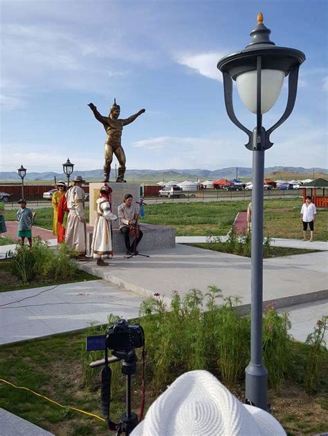 П Сүхбат агсны хөшөө сүндэрлэлээ