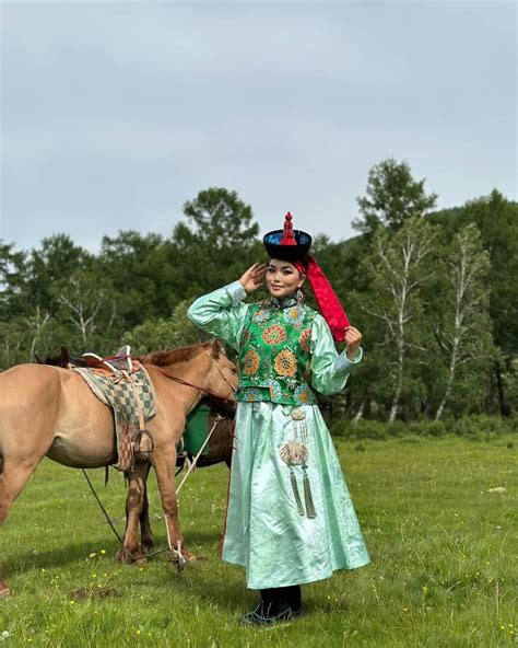 Дөрвөн Дээлийн хормой эртнээс дэрэвгэр байсан учир 1 Ахуй талаасаа алхаж явах завилж суух