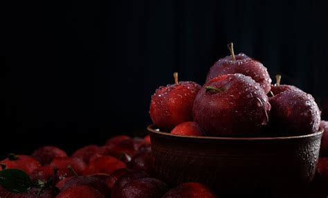 신선한 빨간 사과의 전체 접시 점토 그릇과 그 주위에 잘 익은 사과가 많이 있습니다 0명에 대한 스톡 사진 및 기타 이미지 0명 개체 그룹 건강한 생활방식 Istock