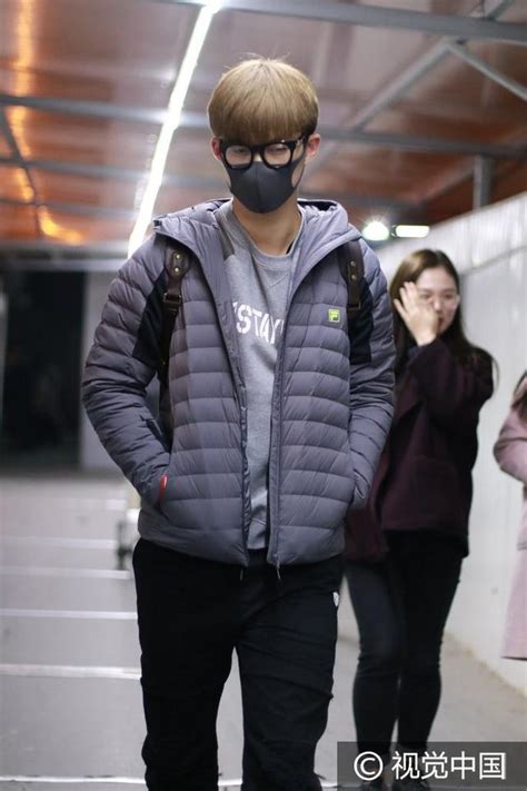 父女款！董力架與阿拉蕾同款黑框眼鏡現身 雙手插兜與女粉絲一路熱聊 每日頭條