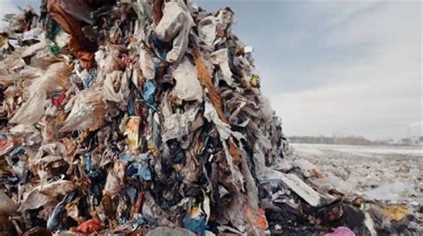 잔뜩 쌓여있는 쓰레기 산 모두 의류 폐기물이다 출처 오마이포토