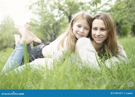 Moeder En Dochter In Bos Samen Stock Afbeelding Image Of Volwassen Knap 57841871