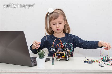 Girl And Arduino Robot 이미지 1132833037 게티이미지뱅크
