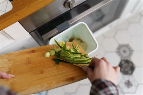 쿡은 분해를 위해 Bokashi 용기에 오이 껍질을 던집니다 퇴비 통에서 유기 음식물 쓰레기를 재활용하는 여성 가정 주방에 대한 스톡 사진 및 기타 이미지 Istock