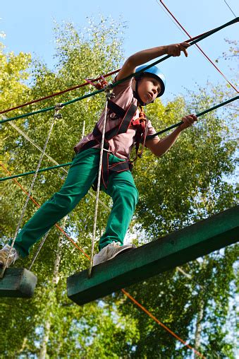 로프 파크 소년은 보호 헬멧과 벨레이의 높이에서 장애물을 극복합니다 푸른 하늘 기어오름에 대한 스톡 사진 및 기타 이미지 기어오름 놀기 등정 Istock