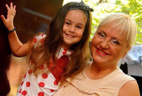 როგორია ანასტასია ხაჩიძის დამოუკიდებელი ცხოვრება ბრიტანეთში ახალი ფოტოები და ლონდონური ცხოვრება