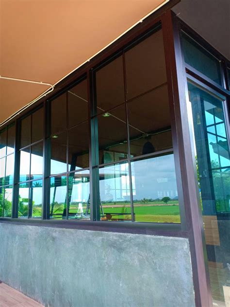 ผลงานติดตั้ง ประตูกระจกบานสวิง หน้าต่างบานตายมีเส้นกลางที่กระจกเป็นช่อง หน้าต่างกระจกบานกระทุ้ง