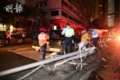 客貨車彩虹道掃欄撞燈柱 司機事後買酒飲拒吹波被捕 11 24 20221123 港聞 即時新聞 明報新聞網