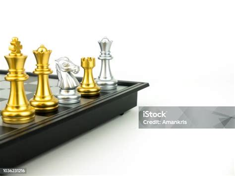 골드 및 실버 킹과 체스의 나이트 조각 흰색 바탕에 설치 성공 위한 지도자와 팀웍 개념입니다 0명에 대한 스톡 사진 및 기타