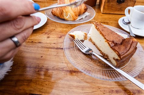 배경 빵집 아름다운 아침 식사 갈색 카페인 치즈 치즈 케이크 근접 촬영 커피 개념 크로와상 컵 맛있는 맛있는 케이크 디저트 음료 먹다 여성 음식 신선한 미식가 녹차 크로와상