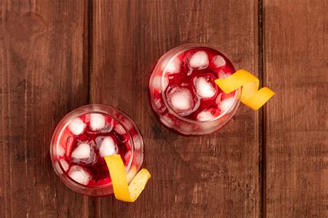 캄 파리 오렌지 컬 장식 얼음 조각으로 된 두 개의 활기찬 칵테일은 어두운 소박한 나무 배경에 텍스트를 놓을 수 있는 장소에서 촬영 됩니다 0명에 대한 스톡 사진 및 기타