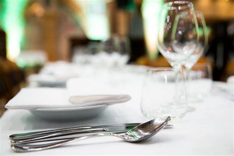 아름 답게 장식 테이블 빈 흰색 접시 안경 및 고급 스러운 테이블 보에 칼 붙이 0명에 대한 스톡 사진 및 기타 이미지 0명 개체 그룹 공휴일 Istock