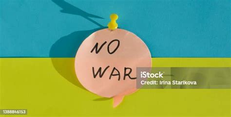 전쟁을 중지하라는 전화와 메모 우크라이나의 국기의 배경에 노란색 문구 버튼 첨부 우크라이나에서 전쟁을 중지합니다 우크라이나 플래그는 전쟁 개념을 중지합니다 0명에 대한 스톡