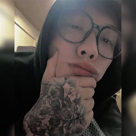 抽煙都知道沒帶打火機都會借 而我有一次被沒帶打火機的人借 她請問可以借火嗎 我好拿打火機給她 她我不要打火機你借我煙快抽完的