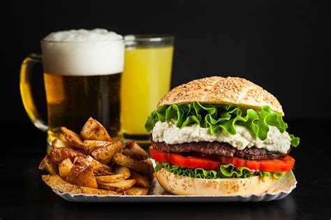 미트볼 신선한 토마토와 양상추 잎과 파 르 메 산 치즈 소스와 함께 고전적인 미국 햄버거의 이탈리아어 버전 유럽 길거리 음식 및 맥주 0명에 대한 스톡 사진 및 기타 이미지