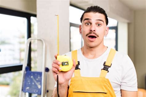 Concepto De Manitas O Ama De Llaves De Hombre Guapo Joven En El Interior Del Hogar Foto Premium