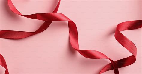 분홍색 배경에 하트 모양의 빨간 리본 사랑 로맨스 개념 발렌타인 데이 또는 어머니의 날 인사말 카드 템플릿입니다 사진 Unsplash의 프레임 테두리 이미지