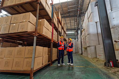 두 명의 아시아 창고 직원이 물류 창고 감사 및 재고 관리 표준 작업을 수행하고 있습니다 창고에 대한 스톡 사진 및 기타 이미지 창고 개선 정밀 조사 Istock