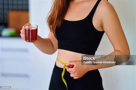 체중 감량과 날씬한 몸매를 위해 허브차를 마시는 피트니스 스포티한 건강한 여성 다이어트에 대한 스톡 사진 및 기타 이미지