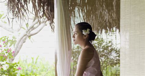 분홍색 드레스를 입은 여자가 벤치에 앉아 있다 사진 Unsplash의 위를 올려다보고 이미지