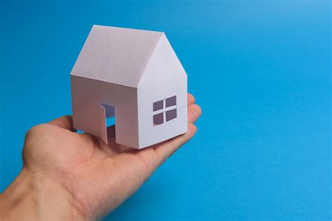 파란색 배경 용지에 아파트 블록 위에 흰색 가족 종이 집 미니멀하고 심플한 컨셉 스타일 공간을 복사합니다 수직 방향 건축에 대한 스톡 사진 및 기타 이미지 Istock