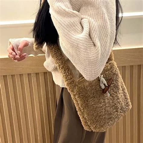 체이즈마레 💕신상💕뽀글이 단추 크로스백 Tp30164 양털가방 뽀글이백 위시버킷