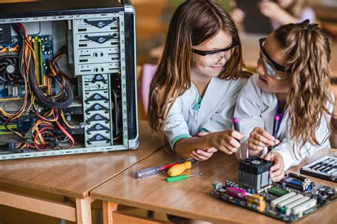 교실에서 수업 중에 컴퓨터 마더 보드를 수리하면서 말하는 초등학생 2명에 대한 스톡 사진 및 기타 이미지 2명 Stem 주제 가족 Istock