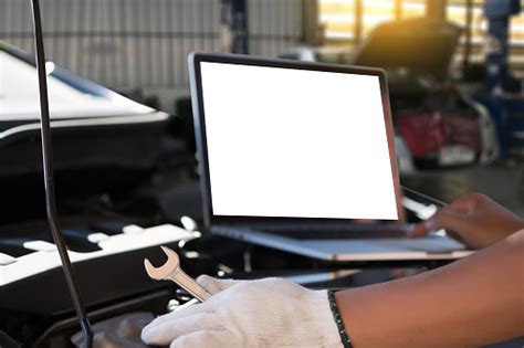 차고 자동 복구 자동차 엔진 가까운 U에에서 자동차를 수리 하는 정비공 긍정적인 감정 표현에 대한 스톡 사진 및 기타 이미지 긍정적인 감정 표현 기계공 남자 Istock