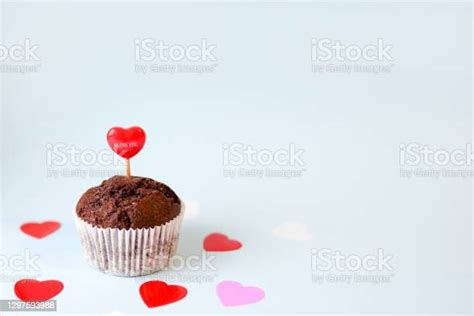 복사 공간이있는 파란색 배경에 빨간 하트가있는 컵 케이크를 좋아하십시오 0명에 대한 스톡 사진 및 기타 이미지 0명 가정 생활 갈색 Istock