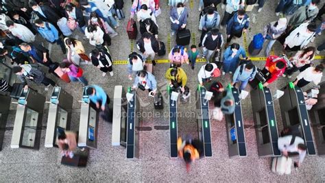 江苏连云港：铁路迎来客流高峰 人民图片网