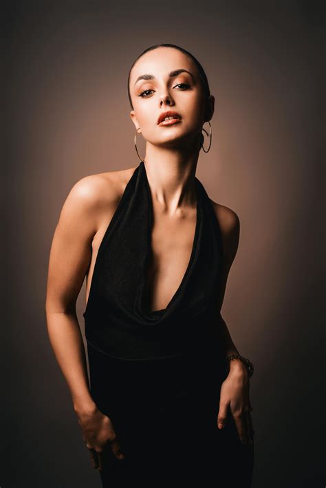 강한 존재감 검은 색 패션 검은 옷 고전적인 우아함 극적인 구성 글래머러스한 외모 대담한 표현 독창적 인 조명 독특한 헤어스타일 럭셔리 초상화 런던