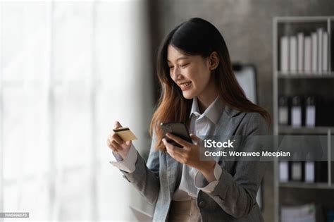 신용 카드와 휴대 전화를 사용하는 젊은이 온라인 쇼핑 전자 상거래 개념 20 29세에 대한 스톡 사진 및 기타 이미지 20 29세 Po 가격표 Istock