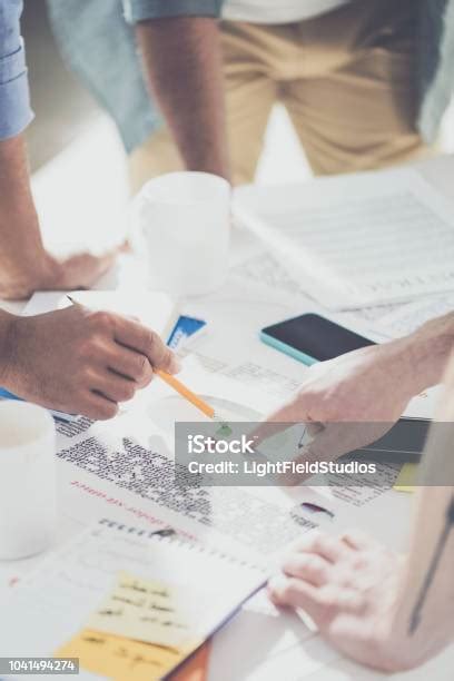 다이어그램에서 하 고 사무실에서 새 프로젝트에서 작업 하는 실업가의 근접 부분 보기 3 명에 대한 스톡 사진 및 기타 이미지 3 명 가리키기 개념 Istock