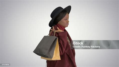 예쁜 아프리카 계 미국인 패션 소녀 에 코트 와 블랙 모자 스트롤 가방에 대한 스톡 사진 및 기타 이미지 가방 걷기 검은색 Istock