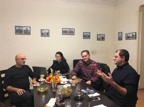 „ცოტნე ასრულებს ოთხივე კიდურის მცირე მოძრაობებს წარმოთქვამს მარცვლებს “ რას წერს