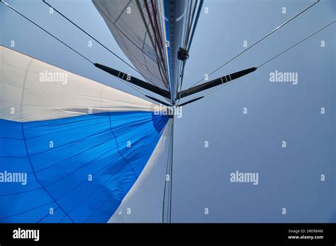 Voiles Blanches Et Ciel Bleu Sous Les Tropiques Yacht à Voile En