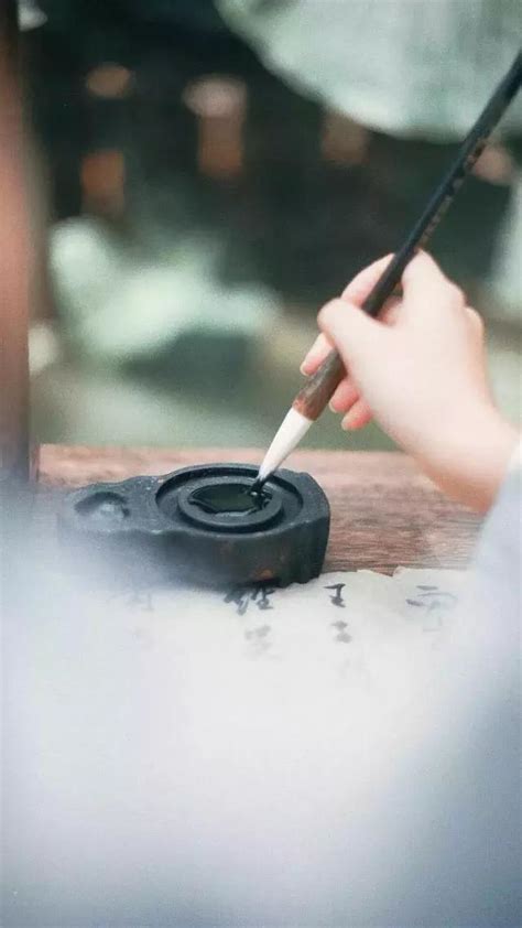 樑上已繞雙燕堤前還系孤舟 難怪黛眉滴細雨一春愁 每日頭條