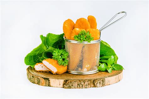 빵가루 입힌 치킨 내부 필렛은 흰색 배경에 녹색 양상추 잎 치킨 빵가루 입힌 생고기 Filletbreaded 치킨 너겟 집에서