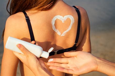 여자가 해변에서 수영복을 입은 여성에게 자외선 차단제 크림을 바르고 있습니다 18 19세에 대한 스톡 사진 및 기타 이미지 18 19세 20 24세 2명 Istock