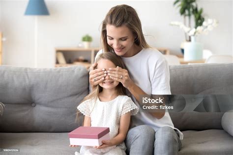 사랑의 어머니 깜짝 선물 상자를 들고 행복 한 아이 만들기 2명에 대한 스톡 사진 및 기타 이미지 2명 가정의 방 가족 Istock