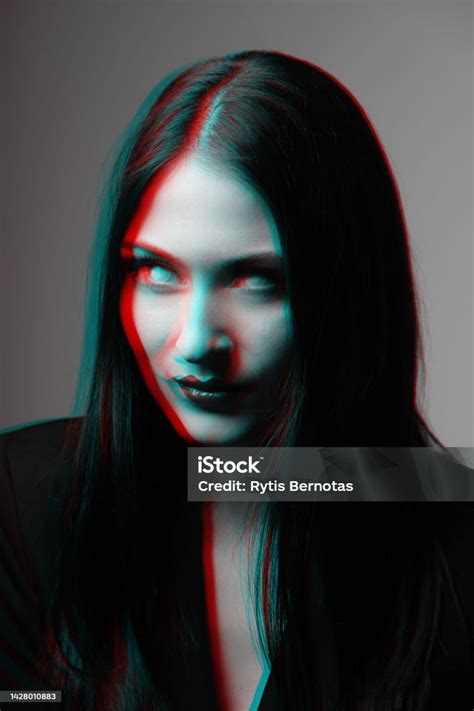 Rgb 효과 스타일의 어두운 머리 스튜디오 초상화를 가진 아름다운 여성 20 24세에 대한 스톡 사진 및 기타 이미지 20 24세 3차원 형태 관능 Istock