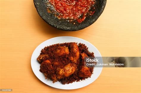 갈랑갈 프라이드 치킨 또는 갈랑갈 프라이드 치킨 또는 칠리 소스 또는 삼발 코벡을 곁들인 세룬뎅 치킨 인도네시아 요리 컨셉 0