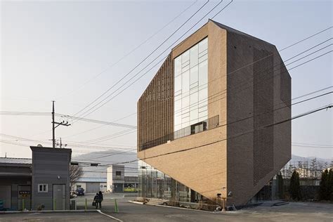 The Helmet 현대적인 건축물 벽돌 건축 미래지향적 건축